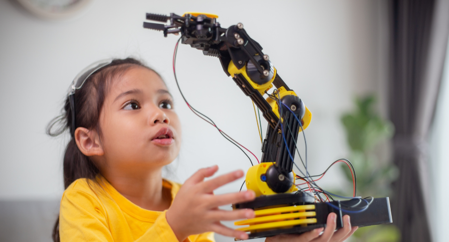 Bóc tách cơ chế hoạt động của robot từ lớp học ROBOTICS ở TP. HCM