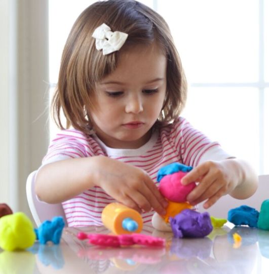 Khuyến khích bé chơi tự lập với các trò chơi đơn giản mà thú vị